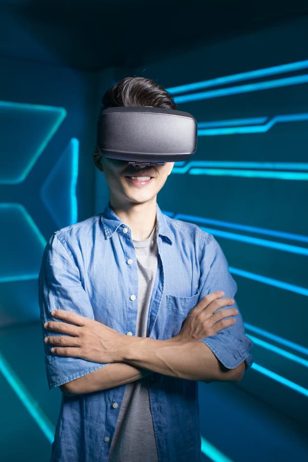 Man wear vr stock image. Image of creativity, screen - 96244533