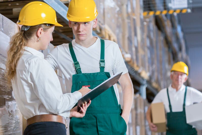 Manager Die Met Opslagarbeider Spreken Stock Afbeelding - Image of ...