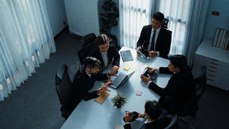 Manager Send Data Analysis To Business People by Using VR Glass ...