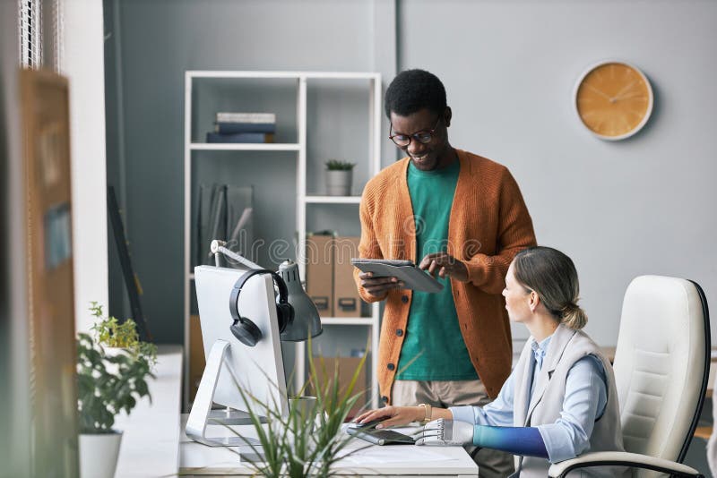 Managers Discussing Project Stock Image - Image of technology, aputee ...