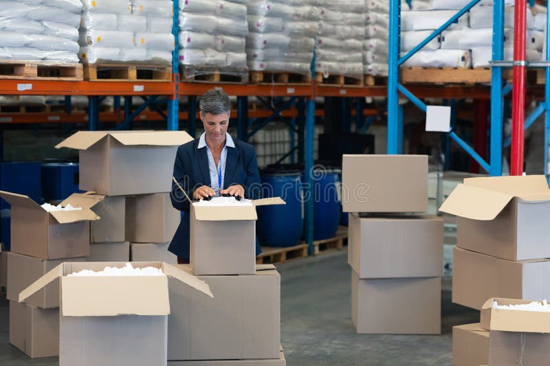 405 Warehouse Worker Sorting Cardboard Boxes Stock Photos - Free ...