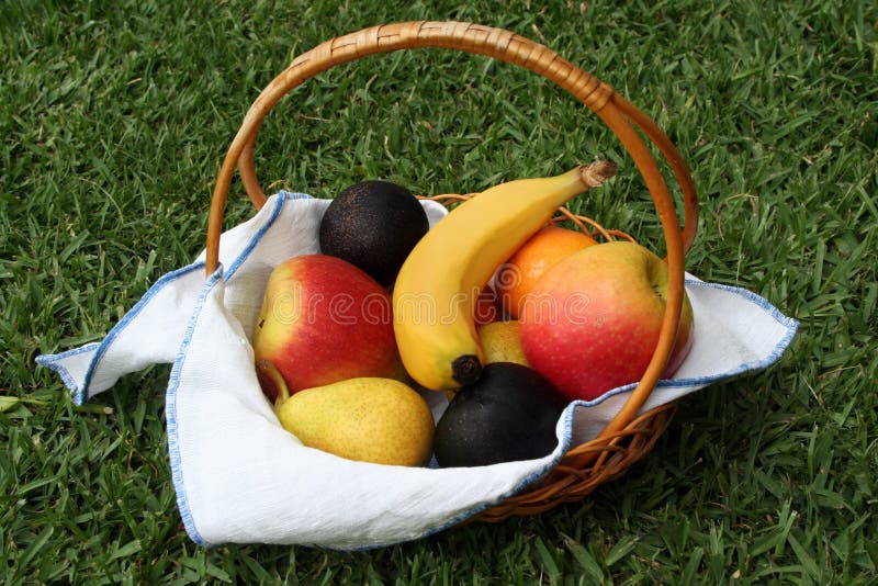 Mand met fruit stock afbeelding. Image of vrucht, banaan - 5971919