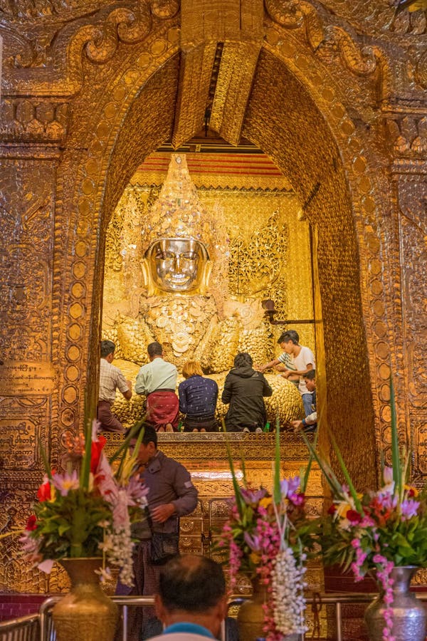 Mandalay Myanmar 30 2017 : Mahamuni Buddha En El Templo De Mahamuni ...