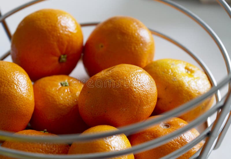 Mandariner i en metallkorg fotografering för bildbyråer. Bild av färg ...