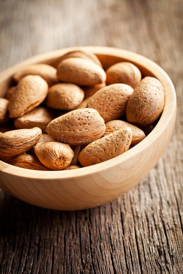 Mandeln in der Nuss-Schale stockbild. Bild von braun - 16451881