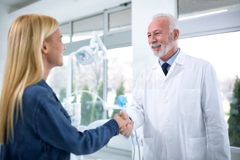 Manejan Al Dentista Experimentado Y Al Paciente Satisfecho Foto de ...