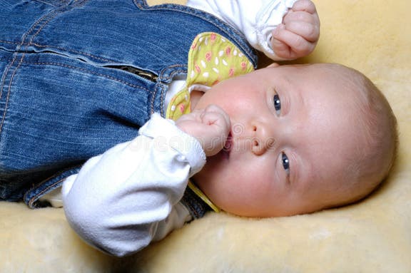 Manera del bebé imagen de archivo. Imagen de mentira, azul - 335017