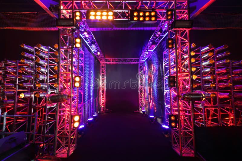 Manera Iluminada Con Red Al Anillo De Boxeo Imagen de archivo - Imagen ...