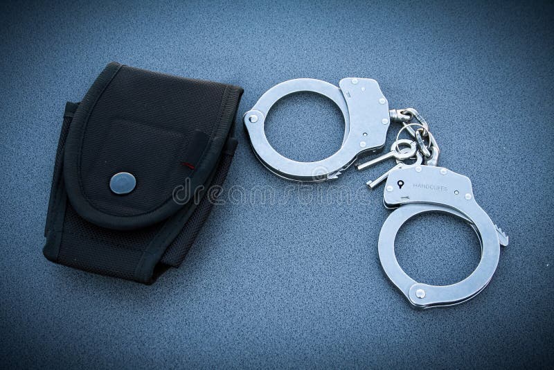 Manette della polizia immagine stock. Immagine di manette - 48927143