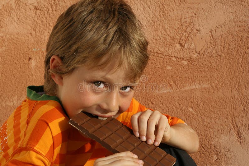 Manger du chocolat image stock. Image du attrayant, heureux - 4596167