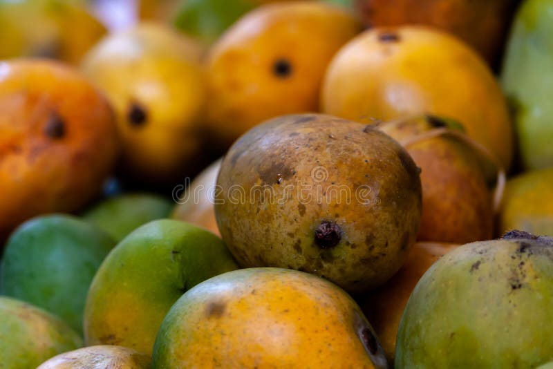 Mango Op Het Gele Marktvoedsel, Tropisch, Vers, Zoet, Heerlijke Aard ...