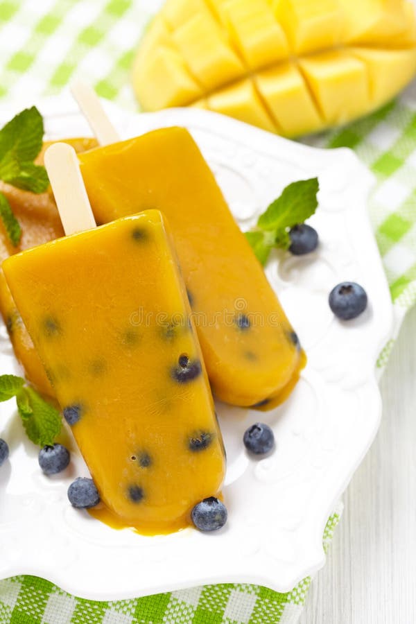 Mango-Eis am Stiel-Eiscreme Mit Blaubeere Stockfoto - Bild von ...