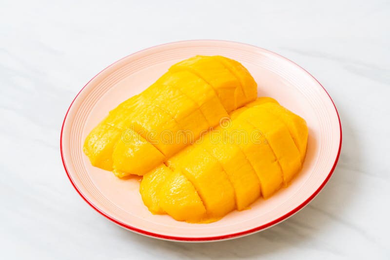 Mangos frescos y de oro imagen de archivo. Imagen de amarillo - 150972849