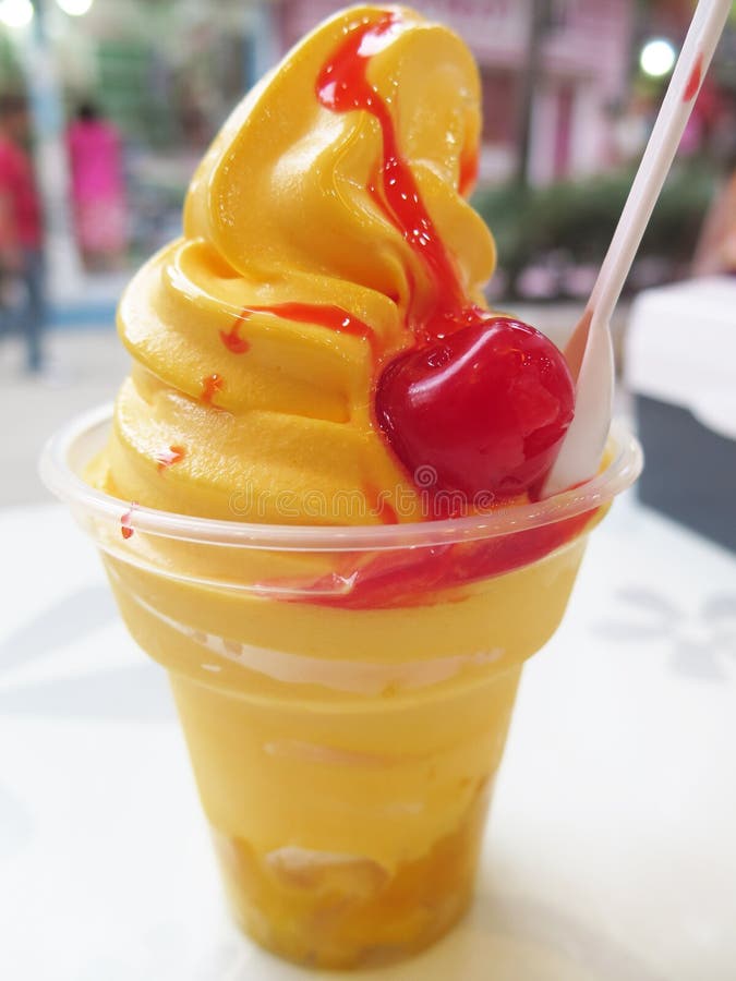 Chocolate ice cream sundae stock image. Image of fresh - 32303447