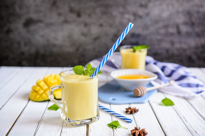 Mango Lassi - Bebida India Tradicional Del Yogur Imagen de archivo ...