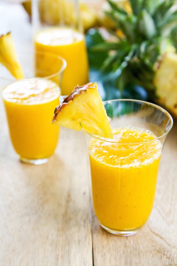 Mango met ananas smoothie stock afbeelding. Image of vers - 48584943