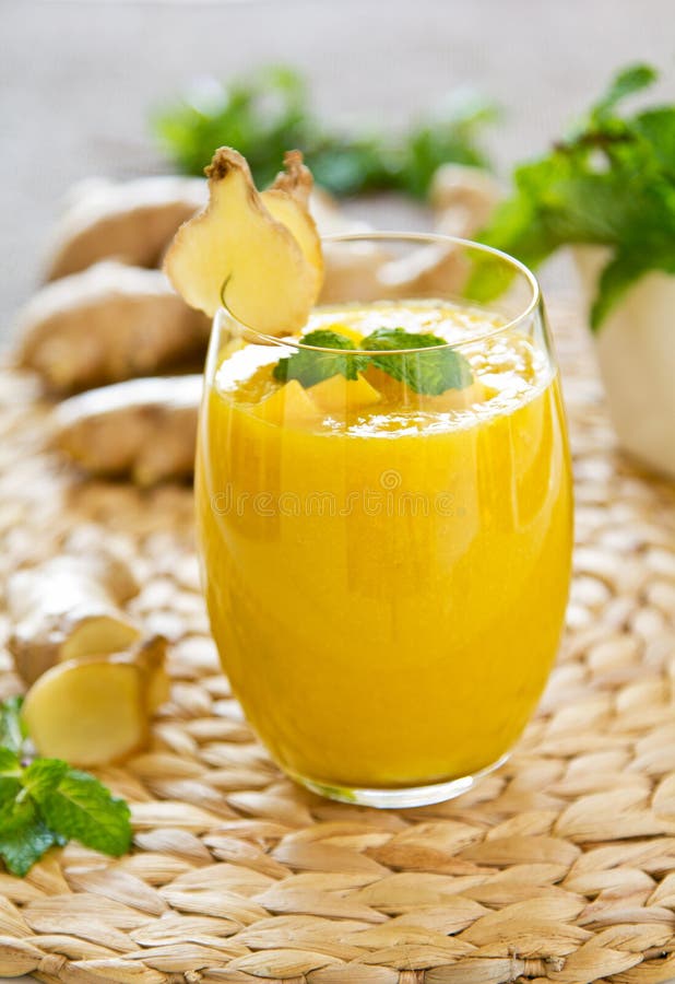 Mango met gember smoothiie stock foto. Image of snack - 29245256