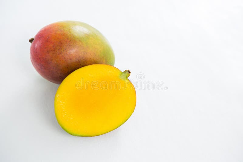 Mango Partido En Dos En El Fondo Blanco Foto de archivo - Imagen de ...