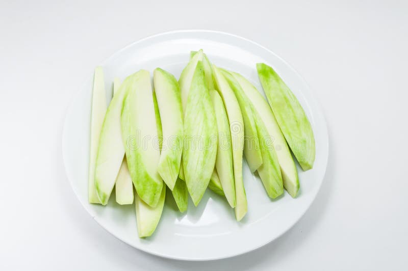 Mango Partido En El Plato Blanco En Blanco Foto de archivo - Imagen de ...