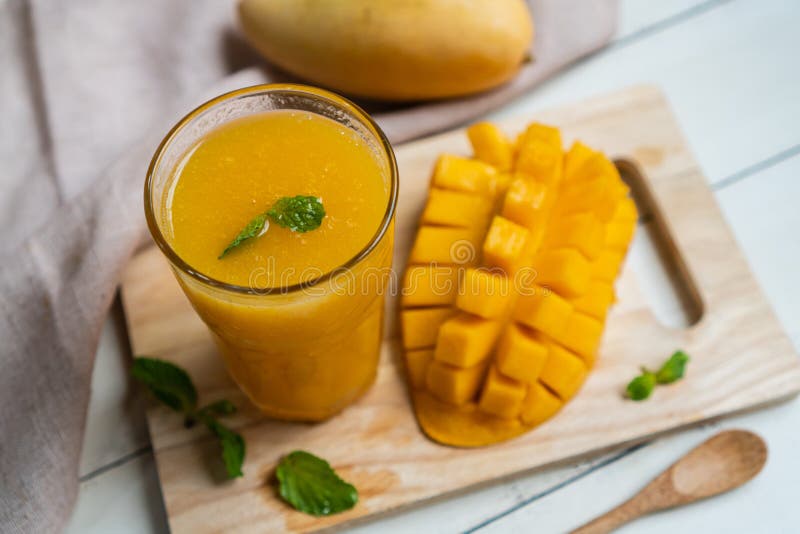 Mango Refrescante Y Sano Liso En Un Vaso Con Mango Imagen de archivo ...