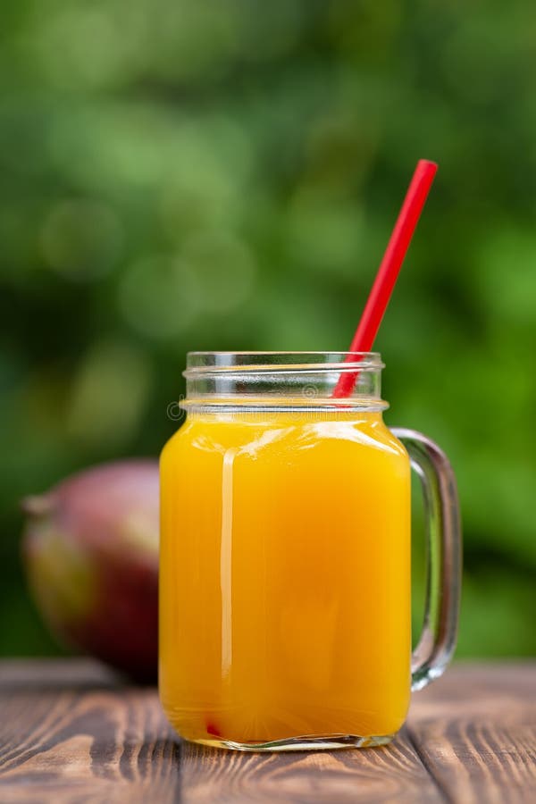 Mango im Saftspritzen stockfoto. Bild von fleck, schnitt - 130594644