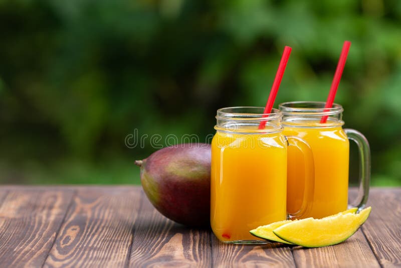 Mango im Saftspritzen stockfoto. Bild von fleck, schnitt - 130594644