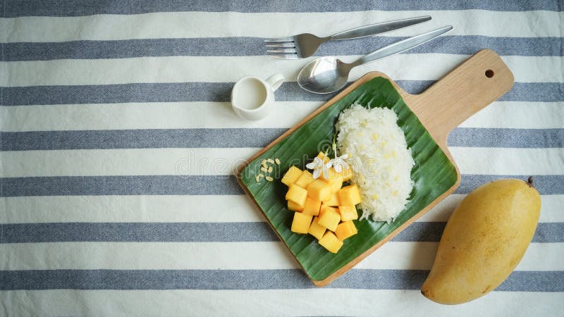 Mango Sticky Rice with Wood Tray, Thai Dessert Stock Photo - Image of ...