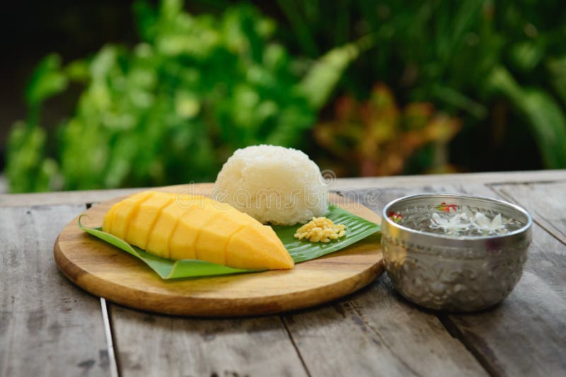 Mango Sticky Rice on Wooden Plate Stock Photo - Image of coconut ...