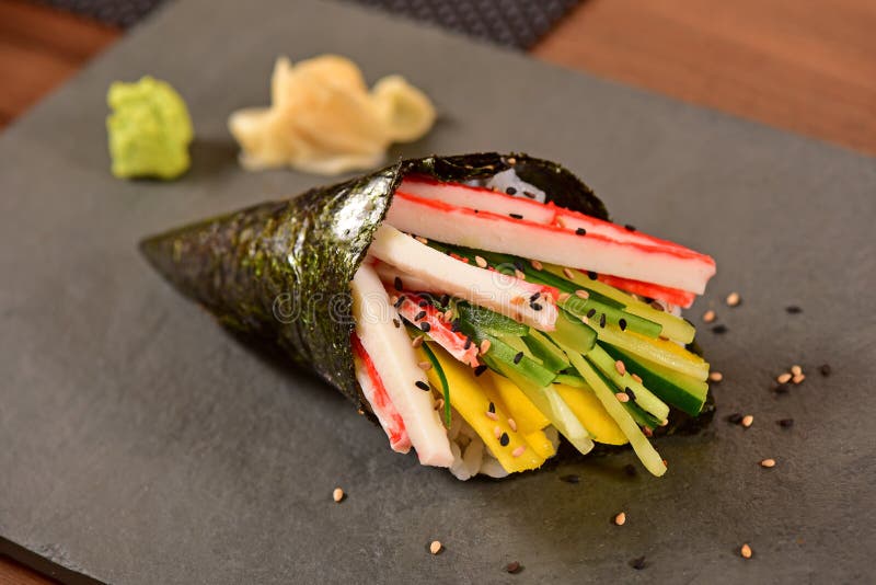Sushi De Temaki De Kani Y Del Mango Imagen de archivo - Imagen de ...
