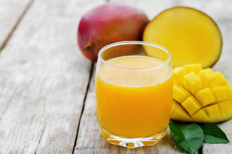 Mangosaft Und Frische Mango Stockfoto - Bild von smoothie, nahaufnahme ...