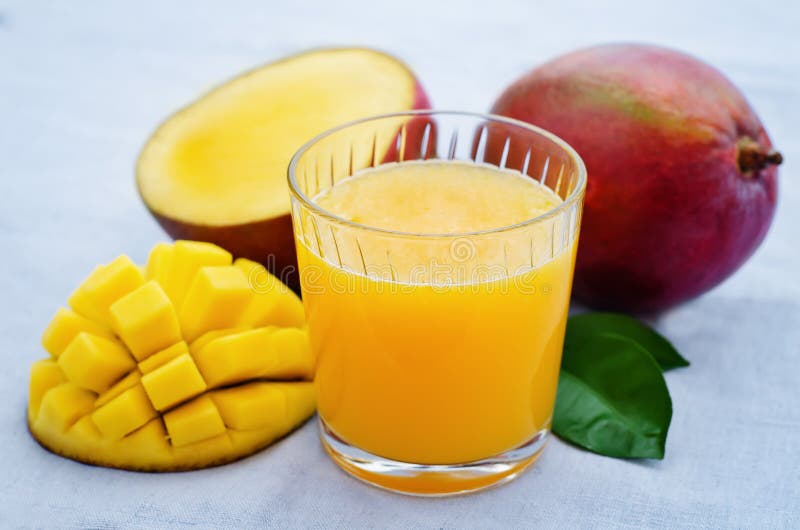 Mangosaft Und Frische Mango Stockfoto - Bild von smoothie, nahaufnahme ...