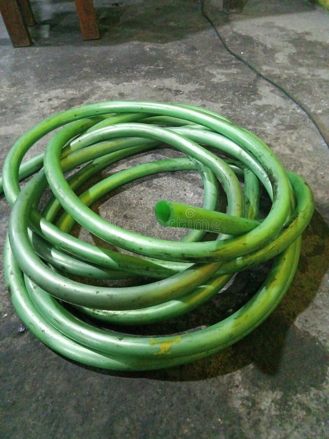 Manguera De Agua Verde En El Suelo Imagen de archivo - Imagen de agua, verde: 273767333