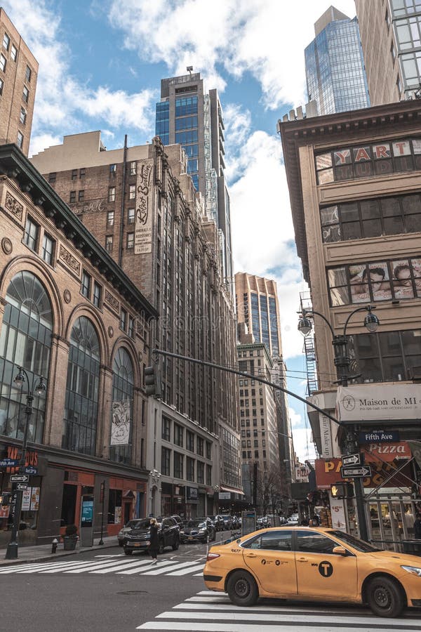 Manhattan s Big Apple editorial photography. Image of city - 181432967