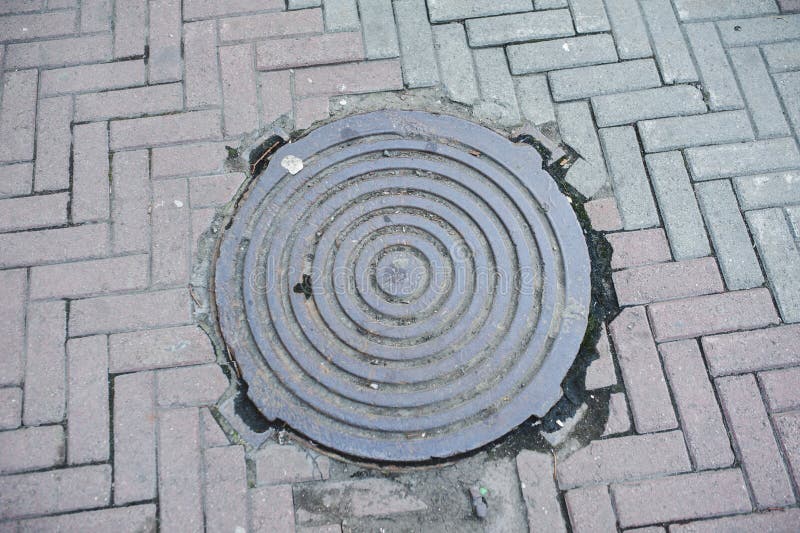 Manhole arkivfoto. Bild av folk, affärsman, lyckligt - 104848400