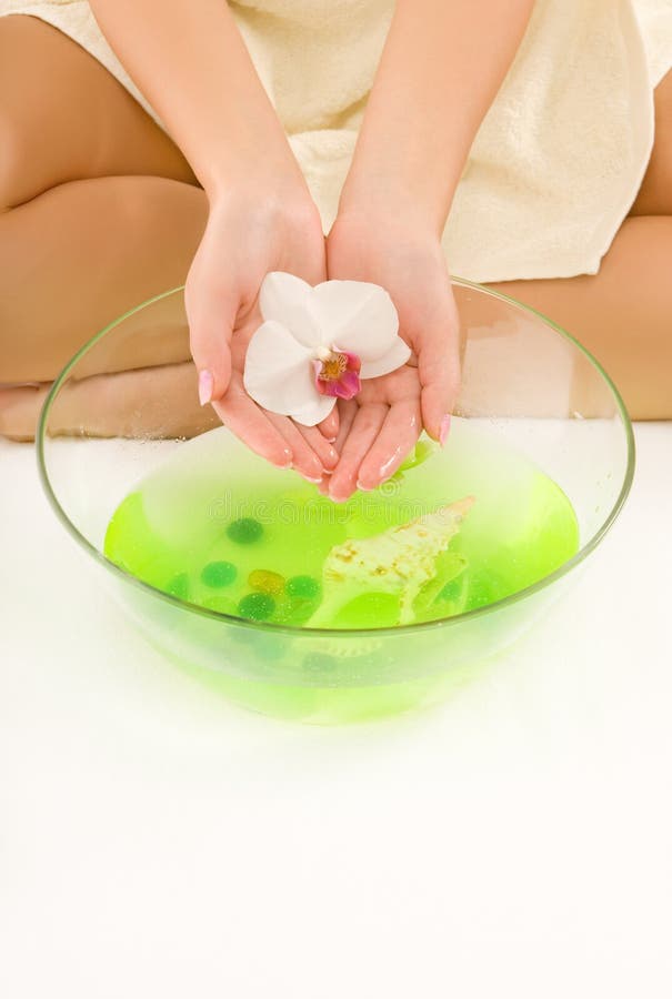 Mani in acqua aromatica fotografia stock. Immagine di femminile - 4655070
