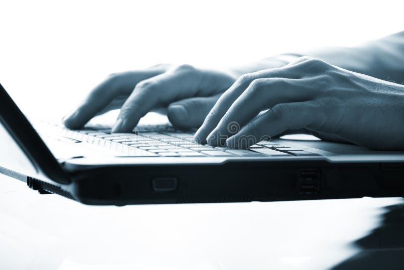 Mani Che Digitano Su Un Computer Portatile Immagine Stock - Immagine di ...