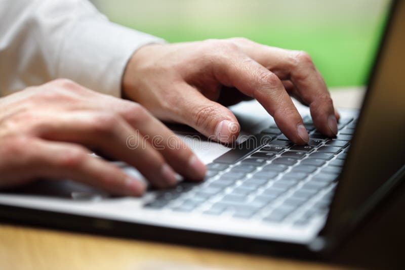 Mani Che Scrivono Sul Computer Portatile in Ufficio Immagine Stock ...