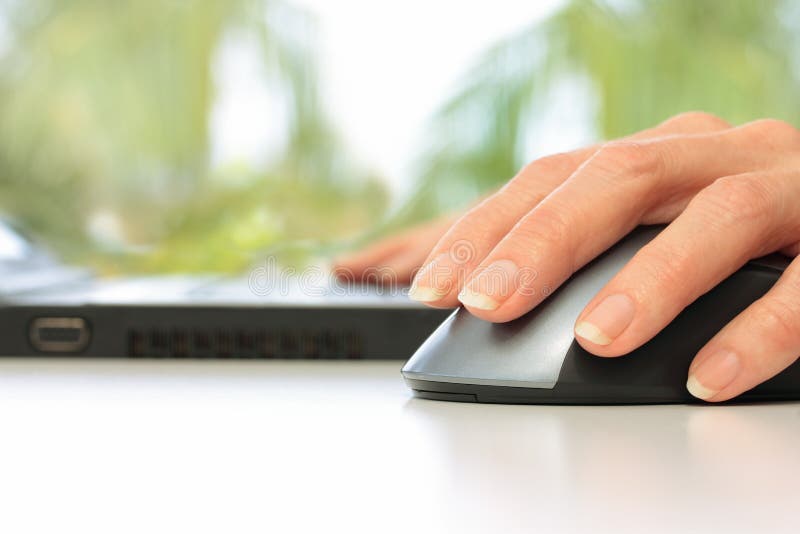 Mani Maschii Sul Topo E Sulla Tastiera Del Computer Portatile Durante ...