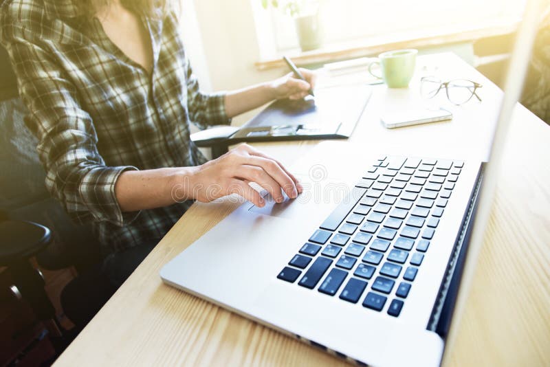 Mani Dei Progettisti Con La Compressa Ed Il Computer Portatile ...