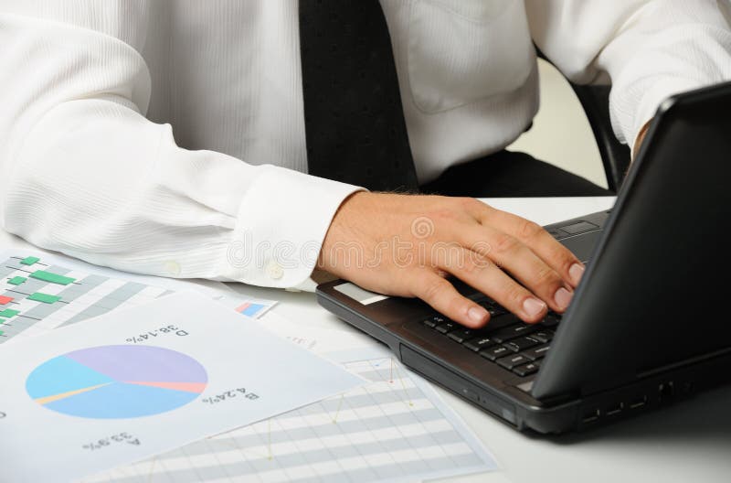 Mani Del Computer Portatile Della Tastiera E Dell'uomo D'affari ...