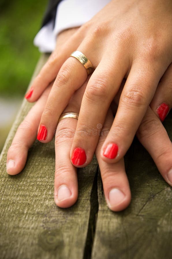 Due mani con gli anelli immagine stock. Immagine di bello - 96850345