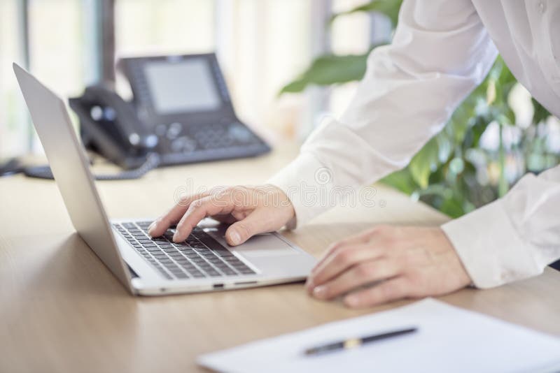 Mani Dell'uomo D'affari Che Scrivono Sul Computer Portatile in Ufficio ...