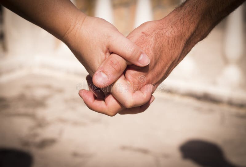 Due mani intrecciate fotografia stock. Immagine di salvataggio - 4079616