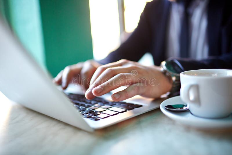 Mani Maschii Che Scrivono Al Computer Portatile Fotografia Stock ...