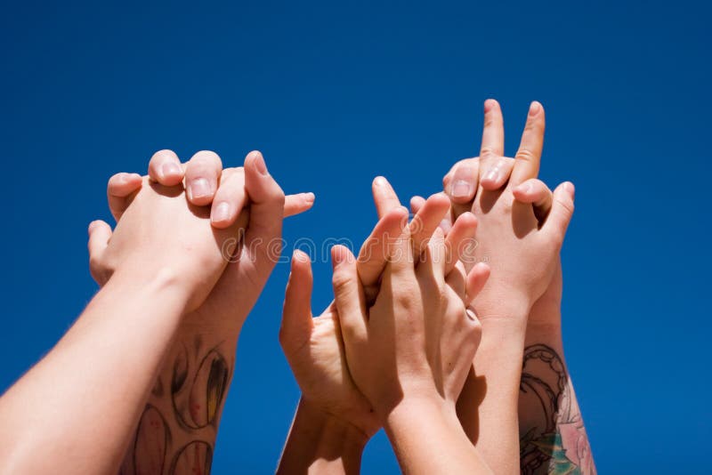 Mani in su nell'aria fotografia stock. Immagine di ragazze - 4725312