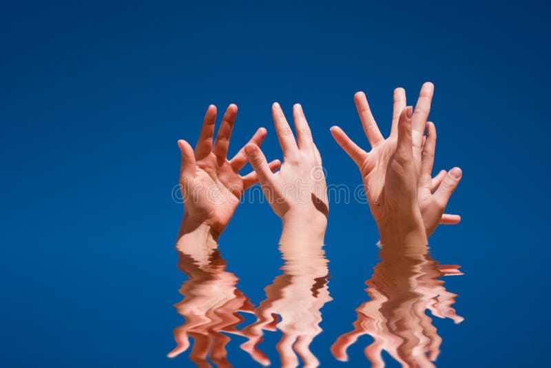 Mani in su nell'aria fotografia stock. Immagine di ragazze - 4725312