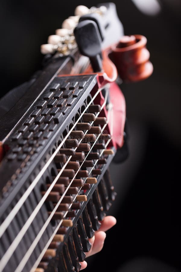 Mani Su Uno Strumento Musicale Barrocco Immagine Stock - Immagine di ...