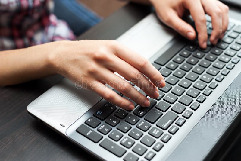 Mani Umane Sulla Fine Della Tastiera Del Computer Portatile Su Immagine ...