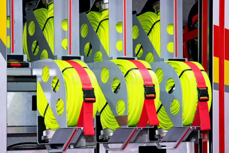 Un Idrante Spruzza Acqua Su Una Raffineria Di Carburante Fotografia ...