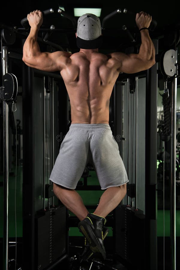 Manlig Bodybuildingidrottsman Nen Doing Pull Ups Arkivfoto - Bild av ...